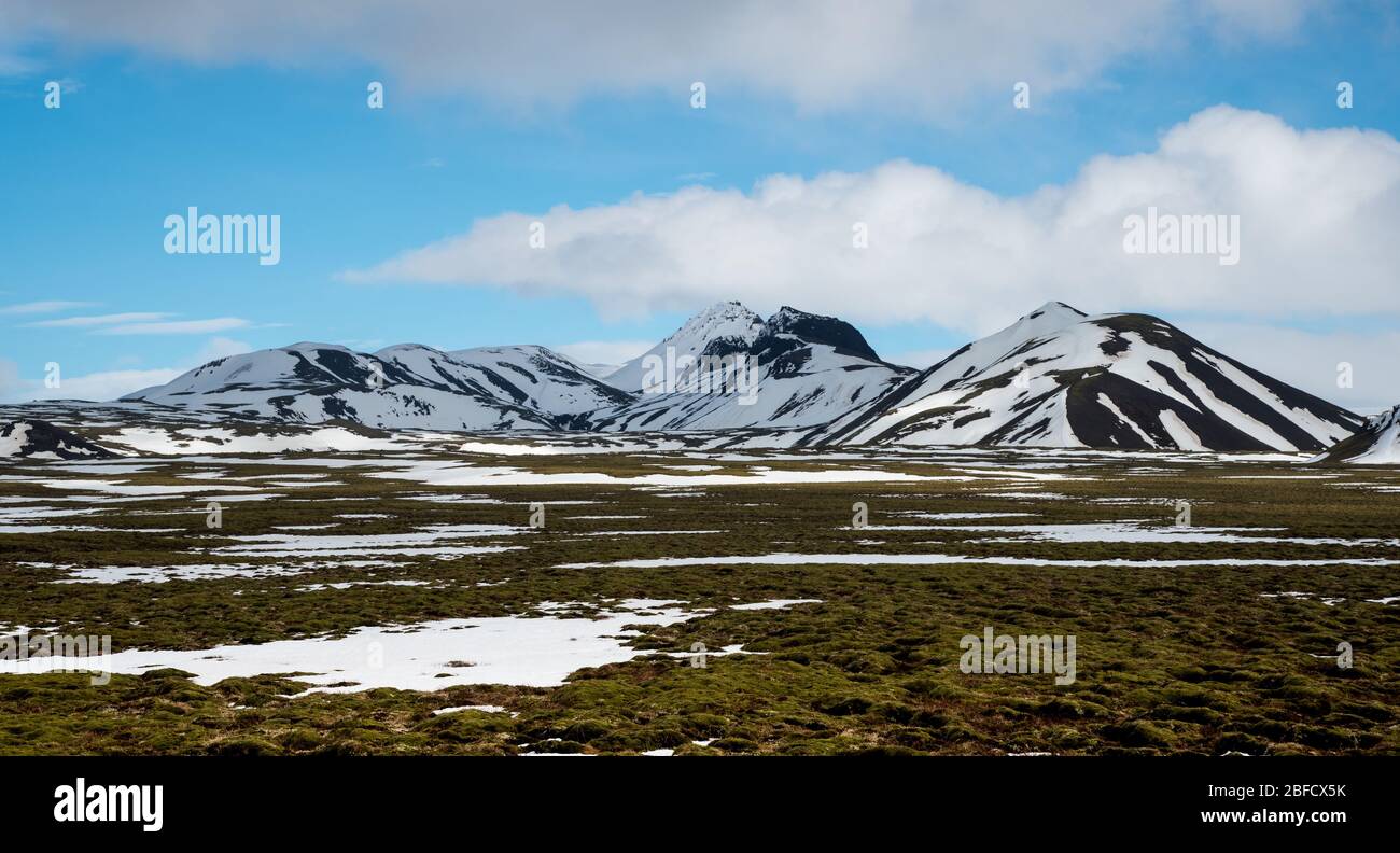 Typical Icelandic dramatic landscape with frozen lake and mountains ...