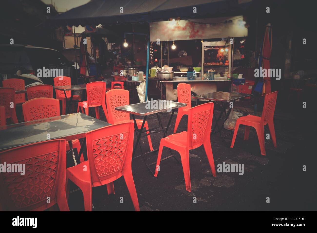 Empty street food stalls in Yaowarat Road in Samphanthawong District ...