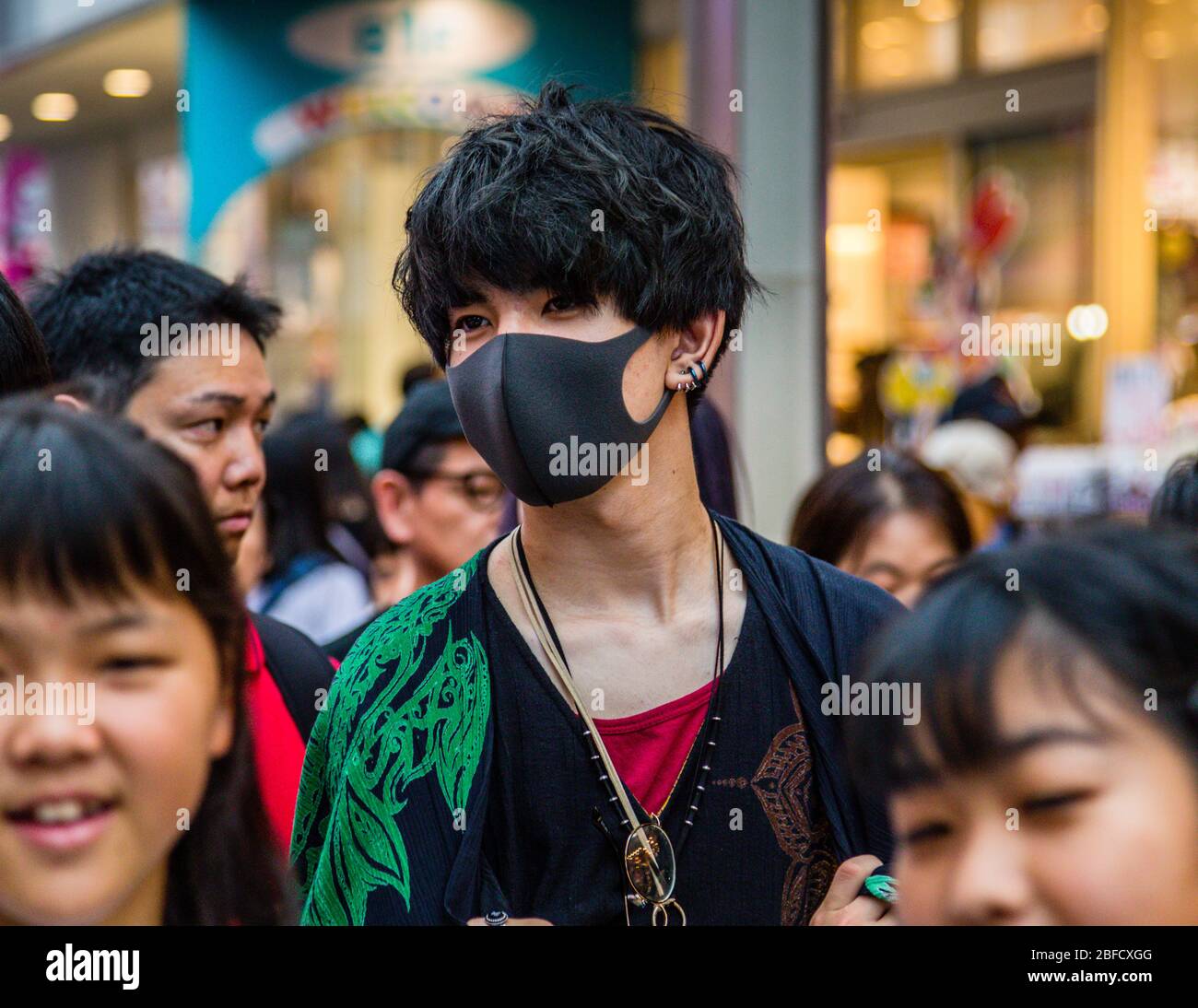 Pedestrians in Shibuya wearing masks, Tokyo, Japan Stock Photo - Alamy