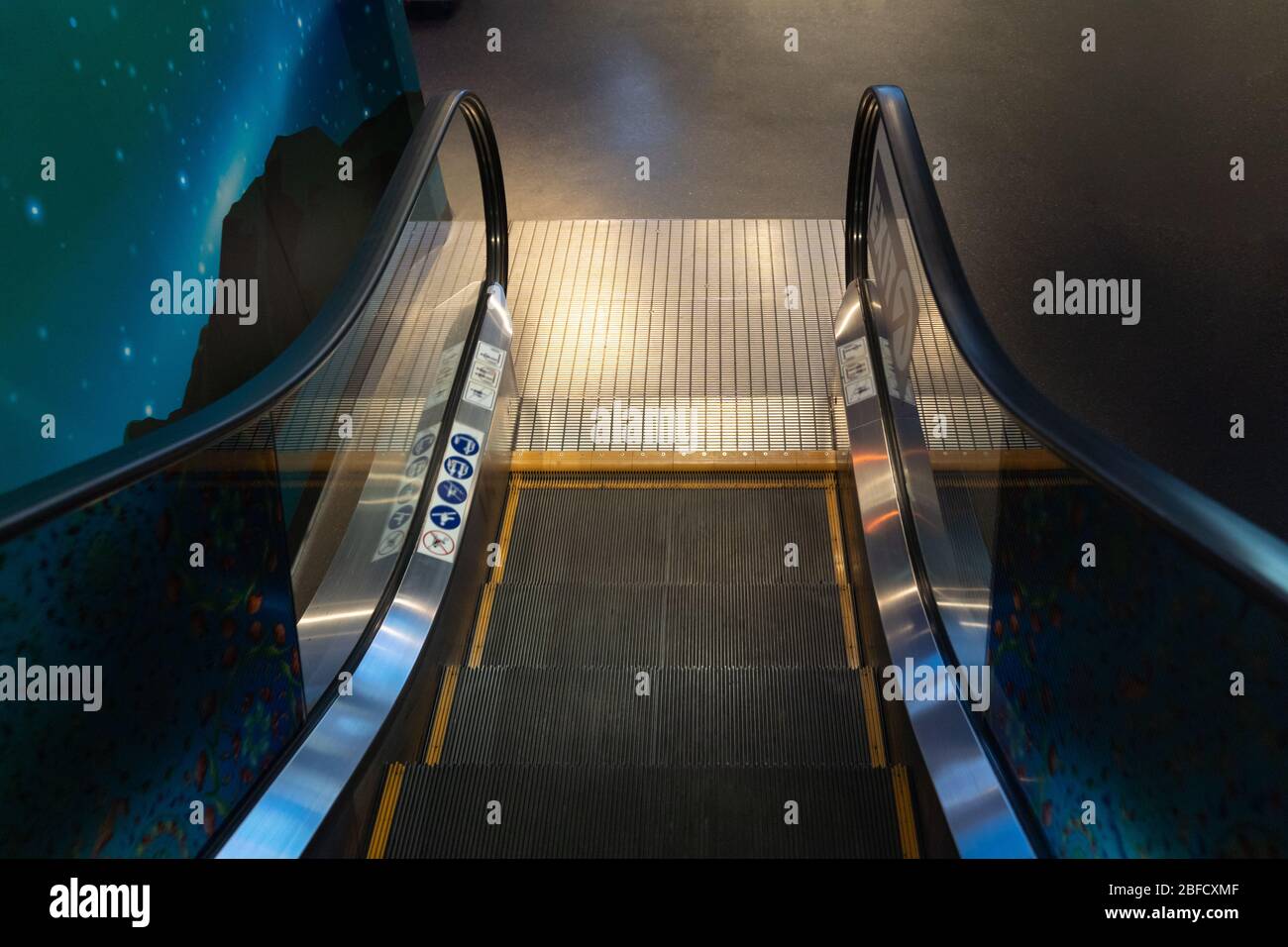 Modern luxury escalators with staircase Escalator in Community Mall ...
