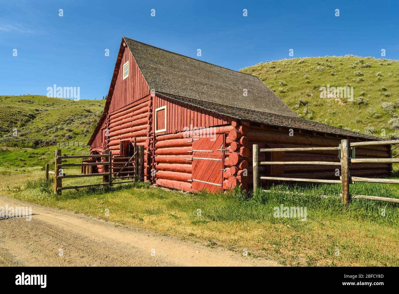 Old log barn hi-res stock photography and images - Alamy