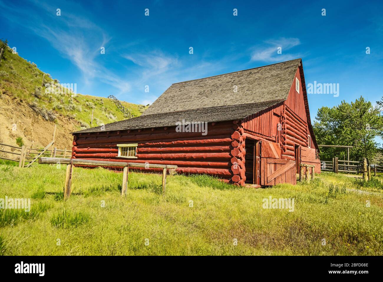 Old log barn hi-res stock photography and images - Alamy