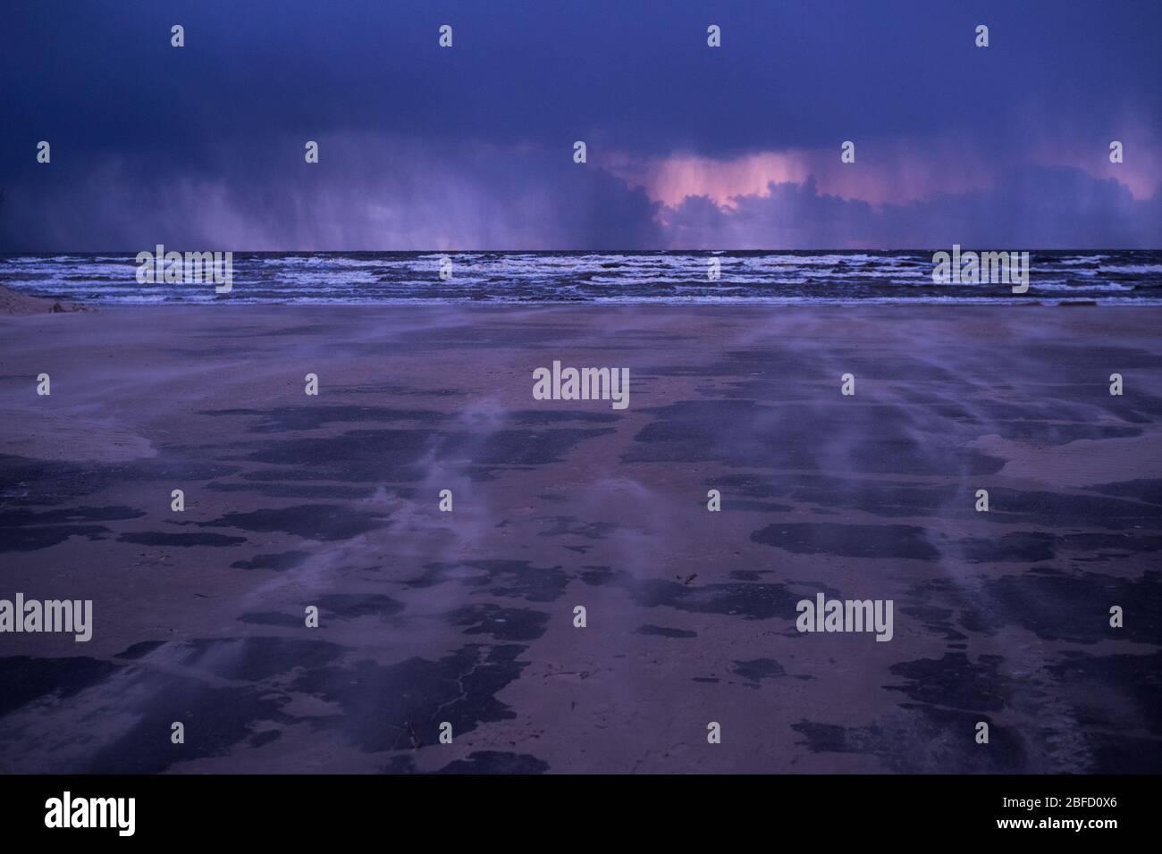 Dark sea waves hi-res stock photography and images - Alamy