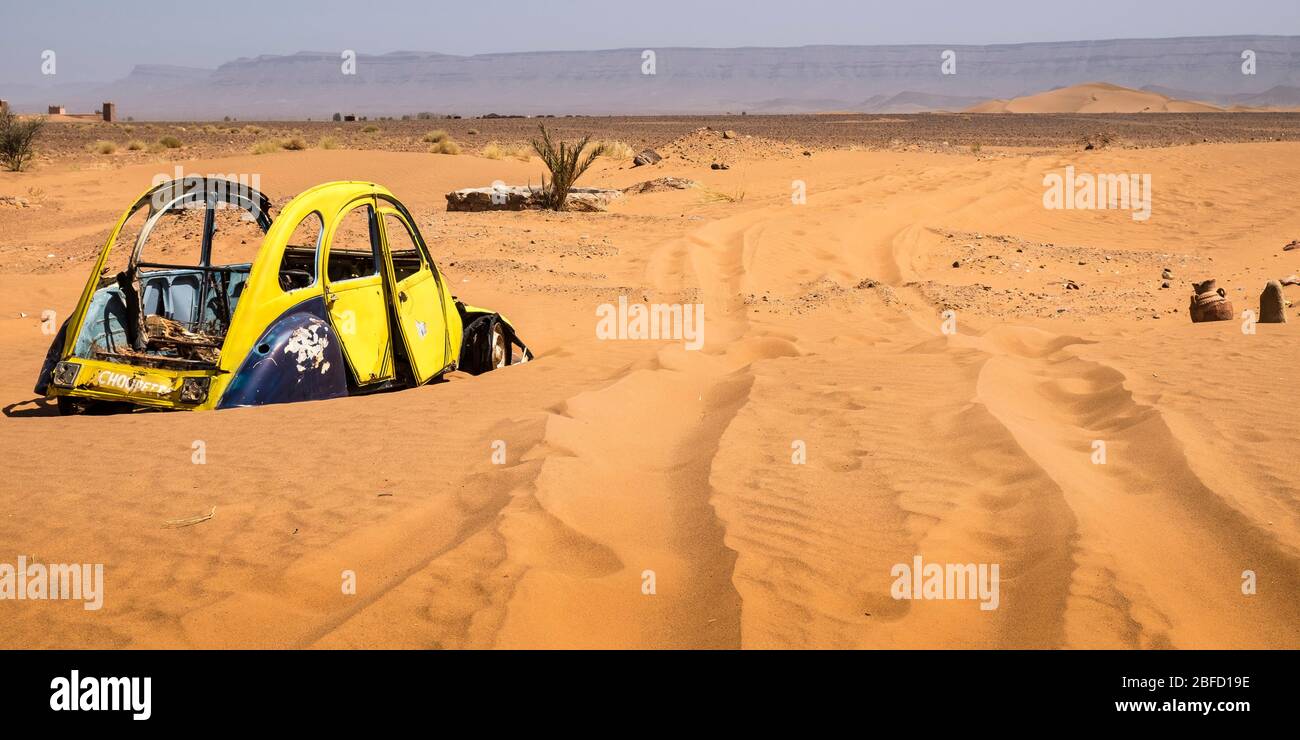 Vehicle in sand desert hi-res stock photography and images - Alamy