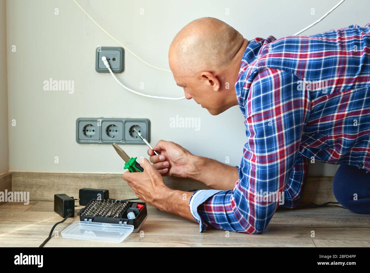 Installing socket hi-res stock photography and images - Alamy