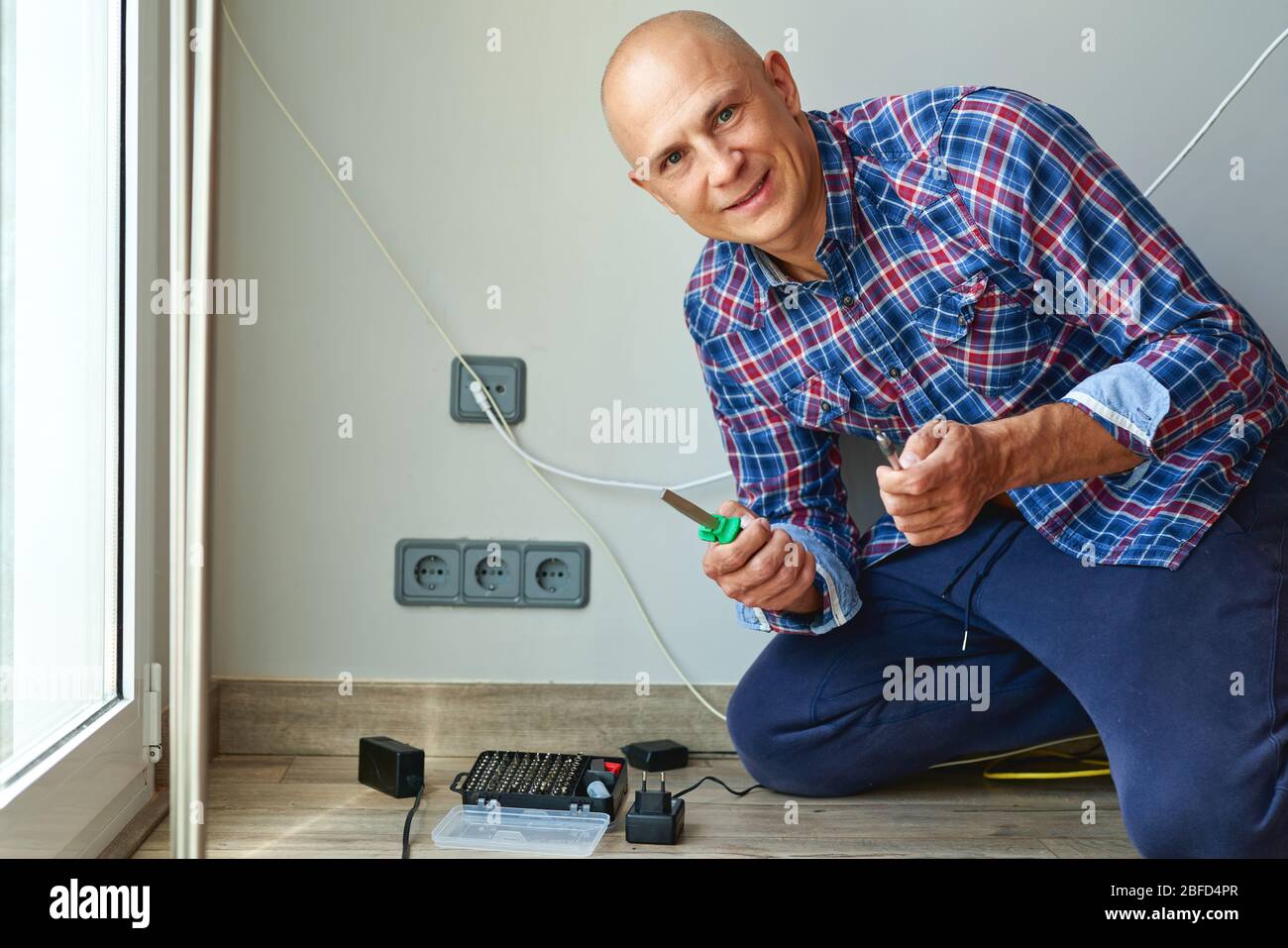 Installing socket hi-res stock photography and images - Alamy