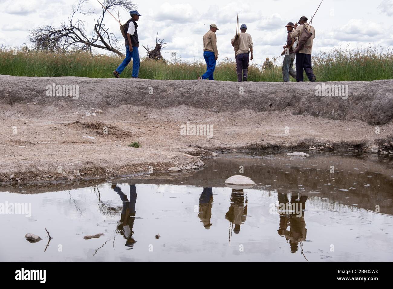 Hunter-gatherers from the Ju/hoansi people on a hunt in the Kalahari ...