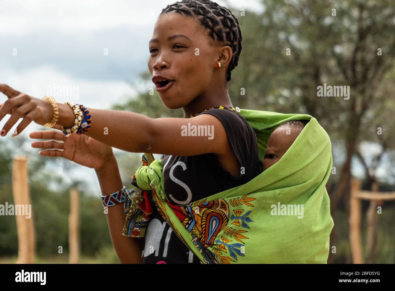 Ju hoansi tribe hi-res stock photography and images - Alamy
