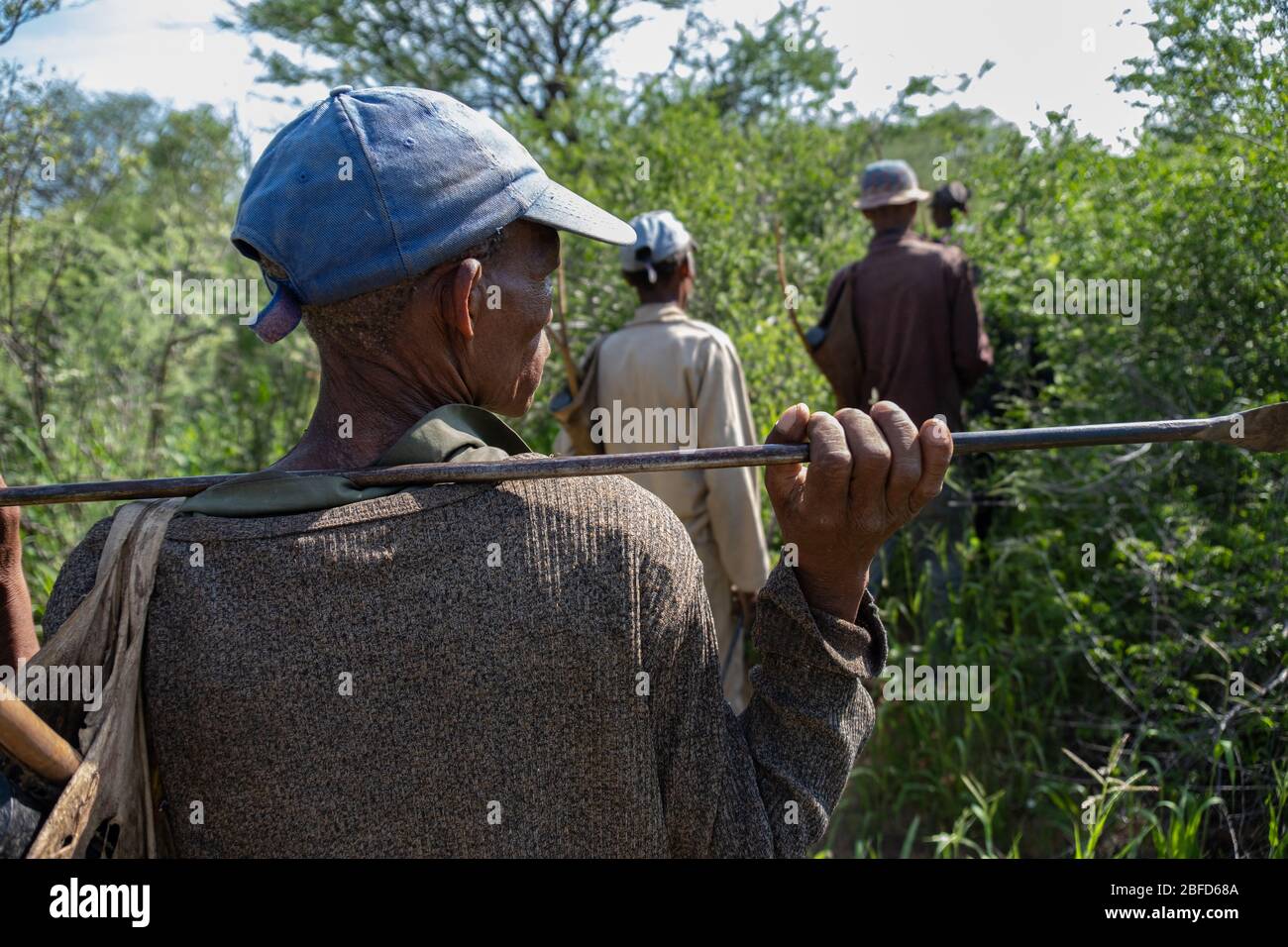 Hunter-gatherers from the Ju/hoansi people on a hunt in the Kalahari ...