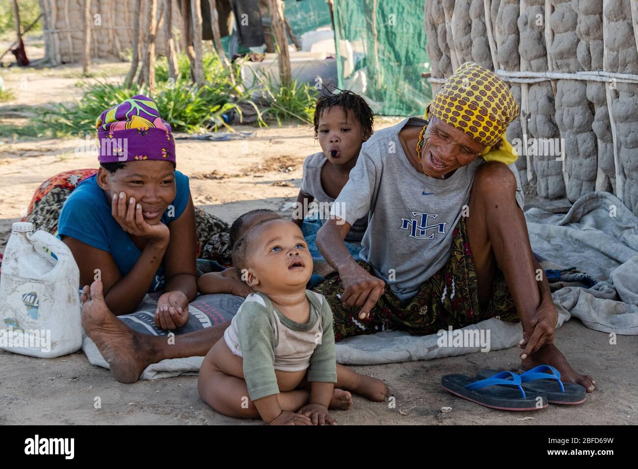 Ju hoansi tribe hi-res stock photography and images - Alamy