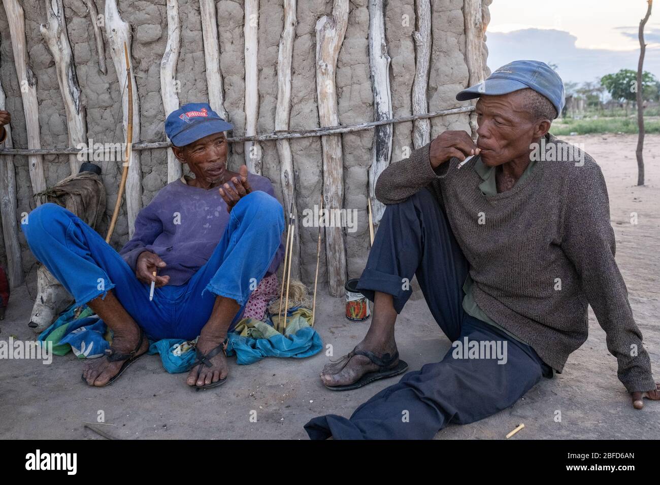 Ju hoansi tribe hi-res stock photography and images - Alamy