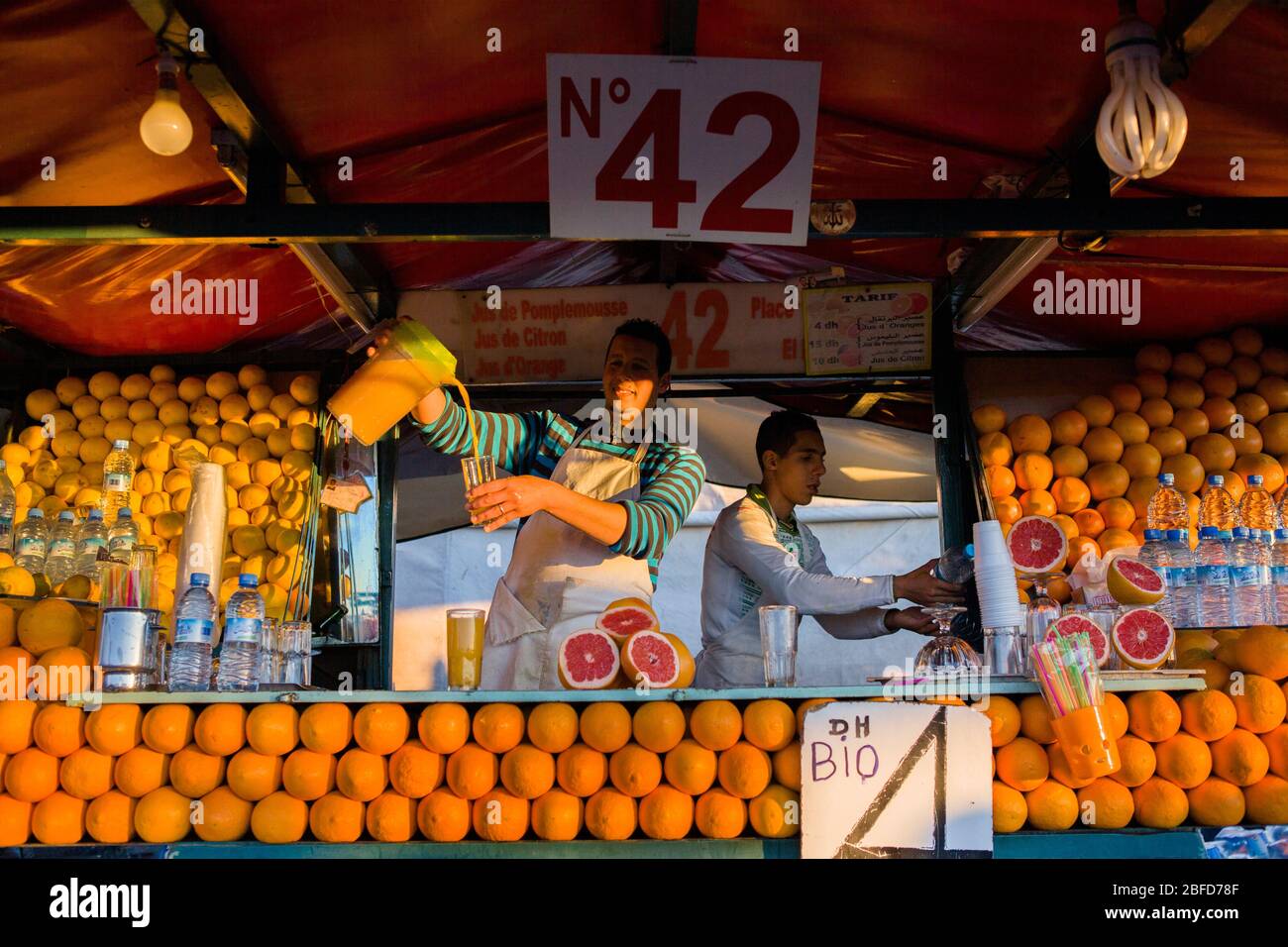 Juice stand hi-res stock photography and images - Alamy
