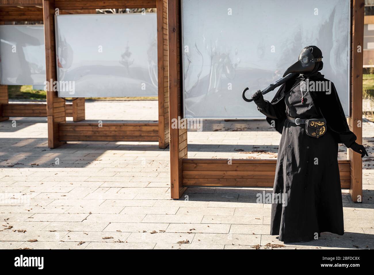 Black plague doctor history hi-res stock photography and images - Alamy