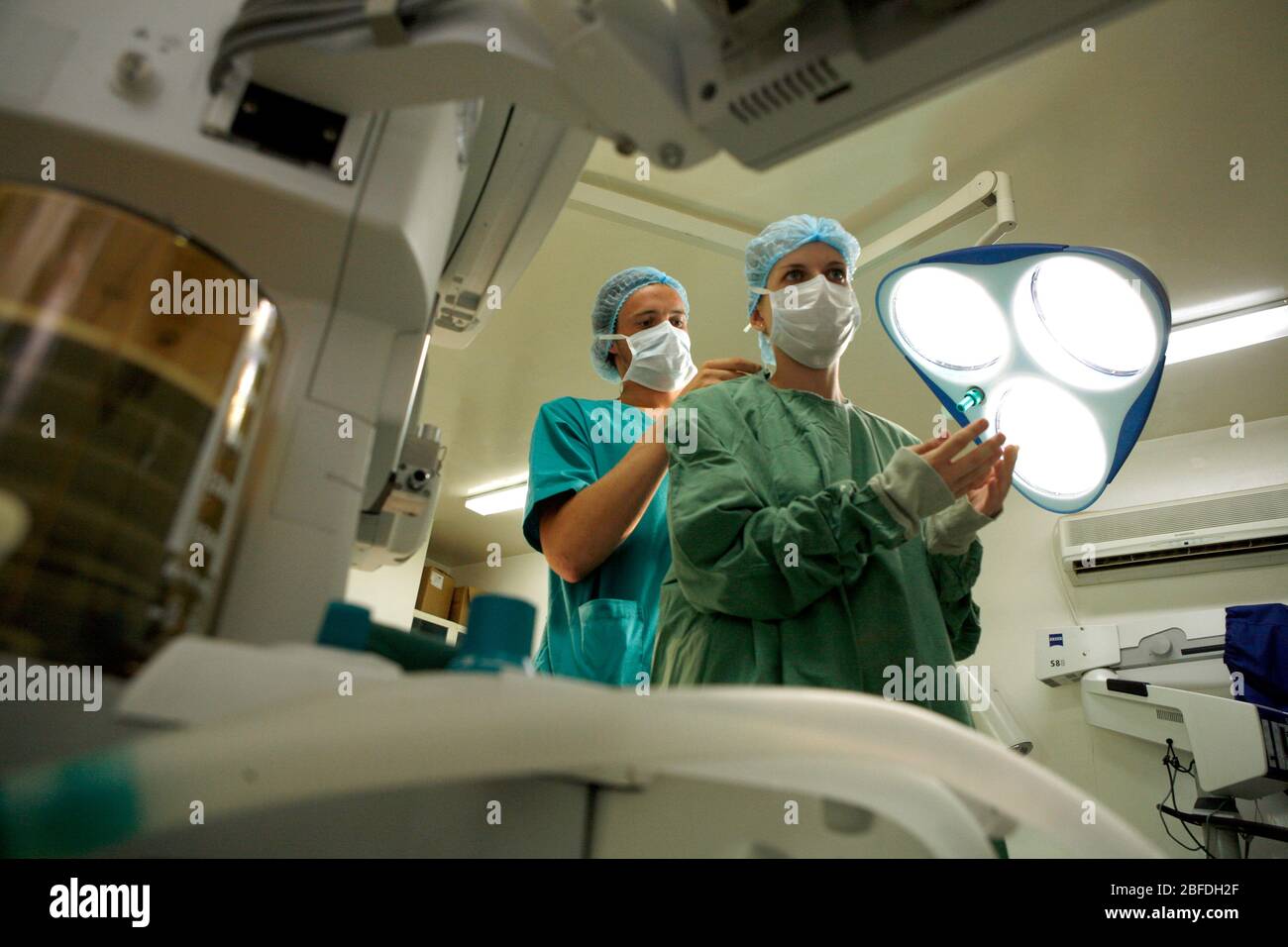 Doctor nurse surgeon patients assisting hi-res stock photography and ...