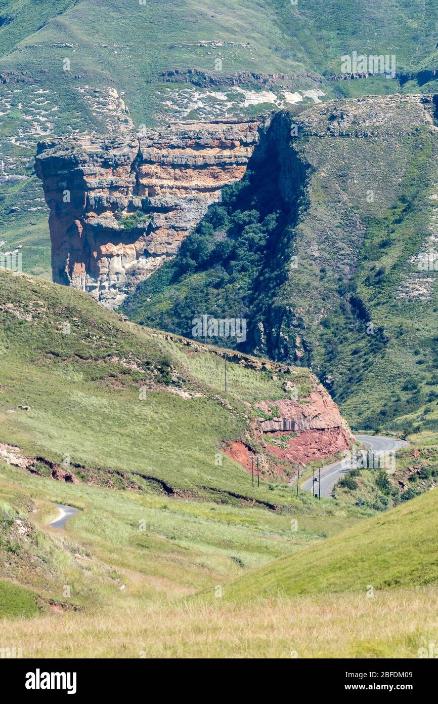 Landscape in Golden Gate. Rooidraai, road R712 and the Brandwag ...