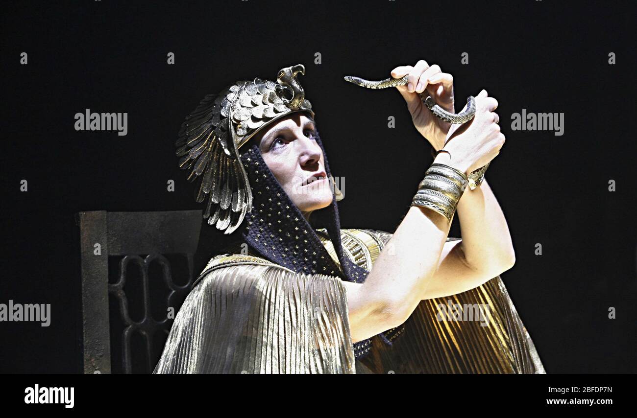 Harriet Walter (Cleopatra, Queen of Egypt) in ANTONY AND CLEOPATRA by ...