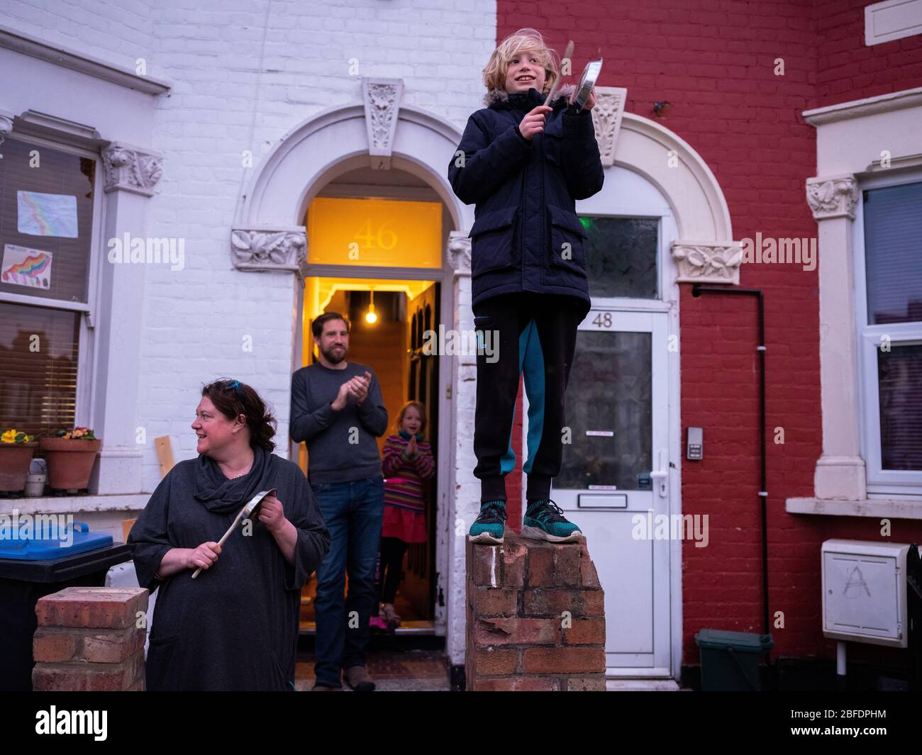 Clapping nhs london 2020 hi-res stock photography and images - Alamy