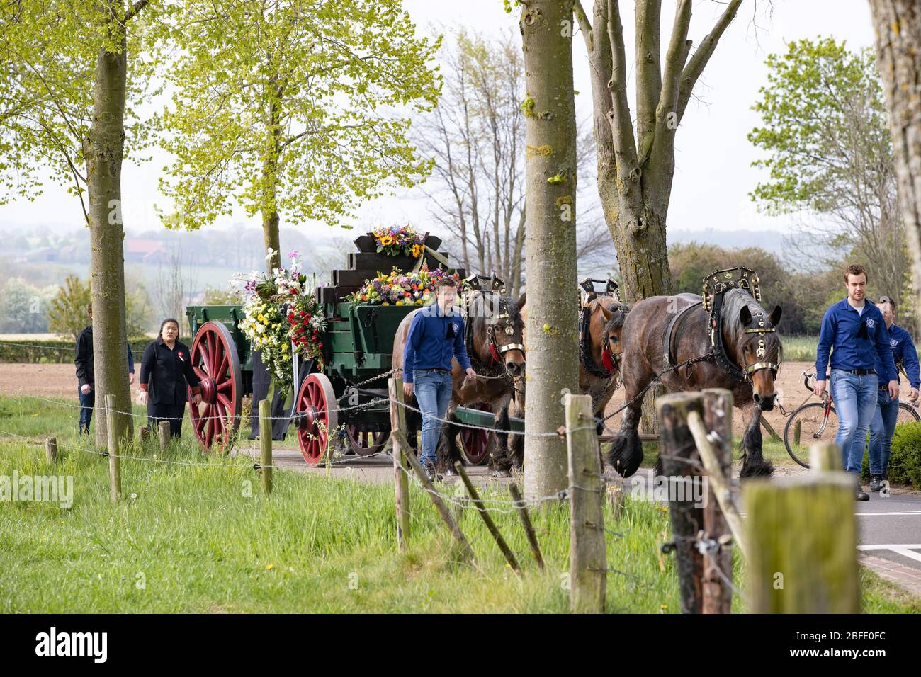 BANHOLT, 18-april-2020, Begrafenis van de aan Corona overleden Pastoor ...