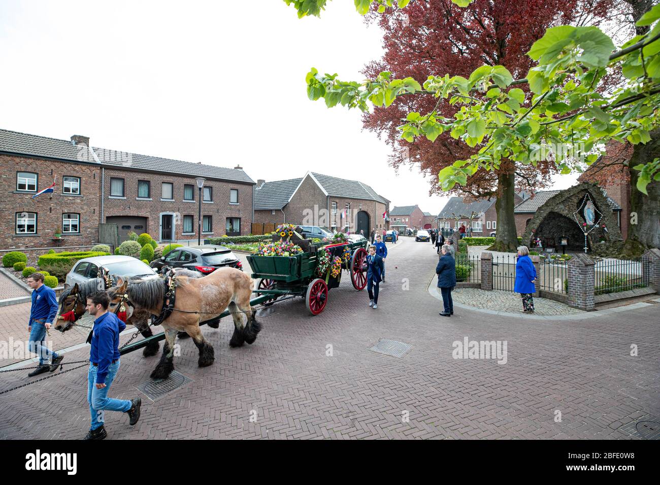 BANHOLT, 18-april-2020, Begrafenis van de aan Corona overleden Pastoor ...