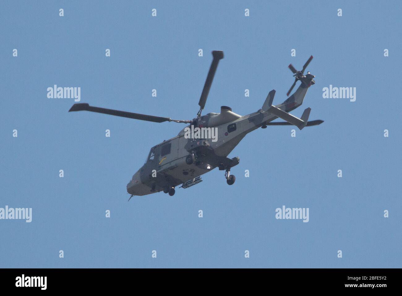Flying army hi-res stock photography and images - Alamy