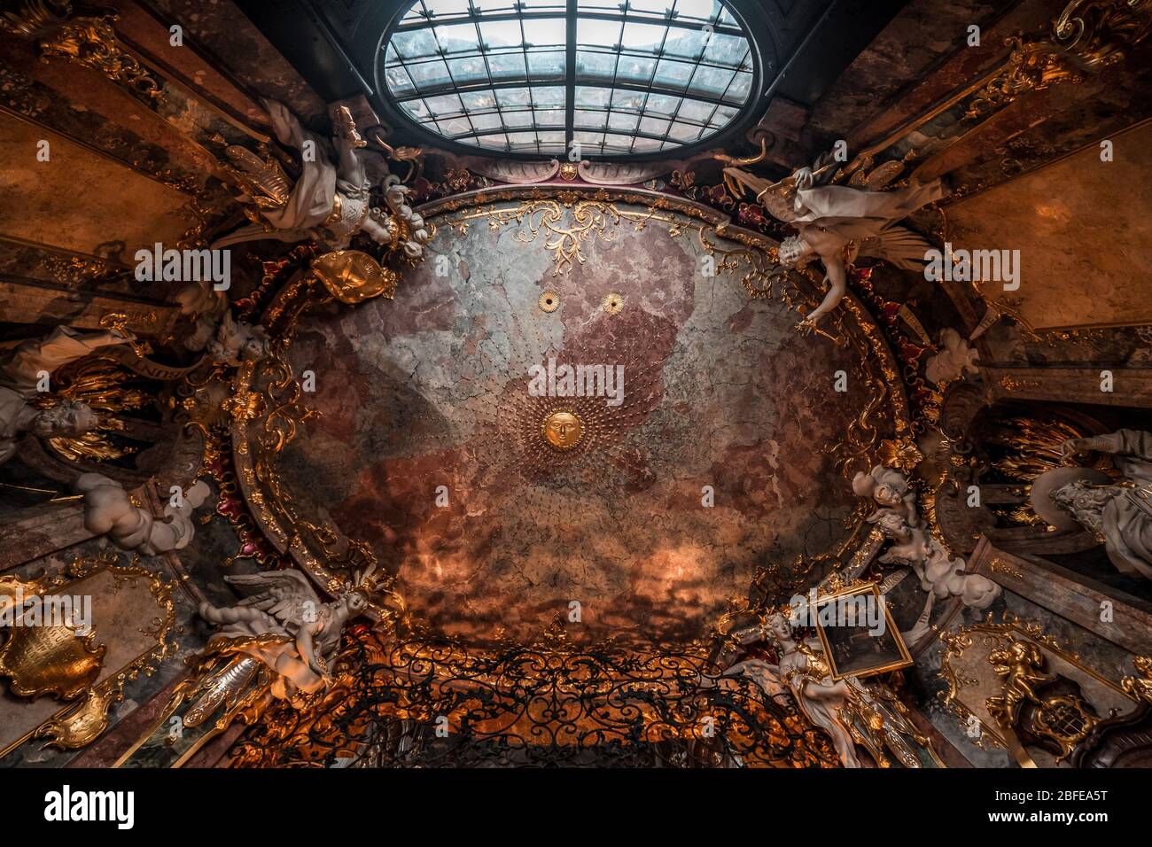 Ceiling with gold decoration hi-res stock photography and images - Alamy