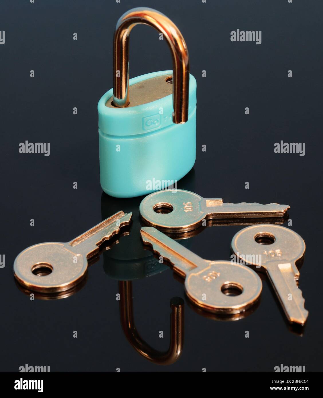 Cheap padlock and keys Stock Photo - Alamy