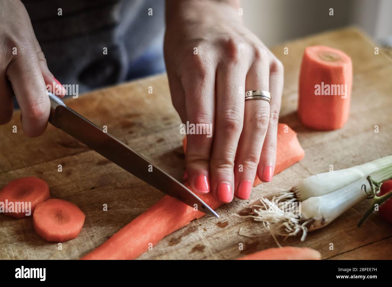 Person slicing cutting up hi-res stock photography and images - Alamy