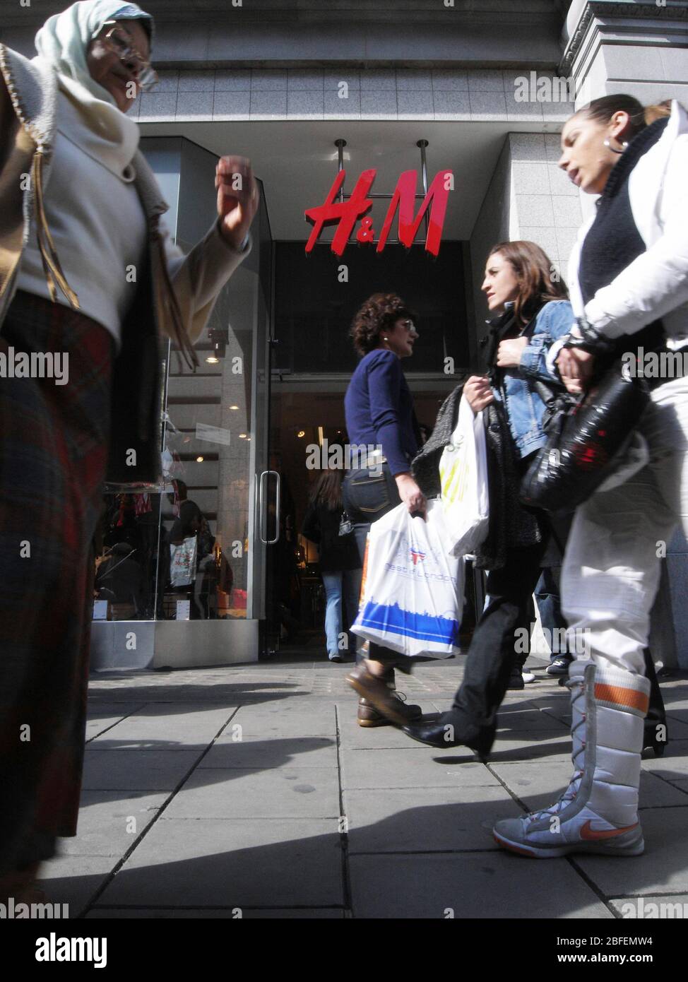 Exterior of a H&M store in London Stock Photo - Alamy