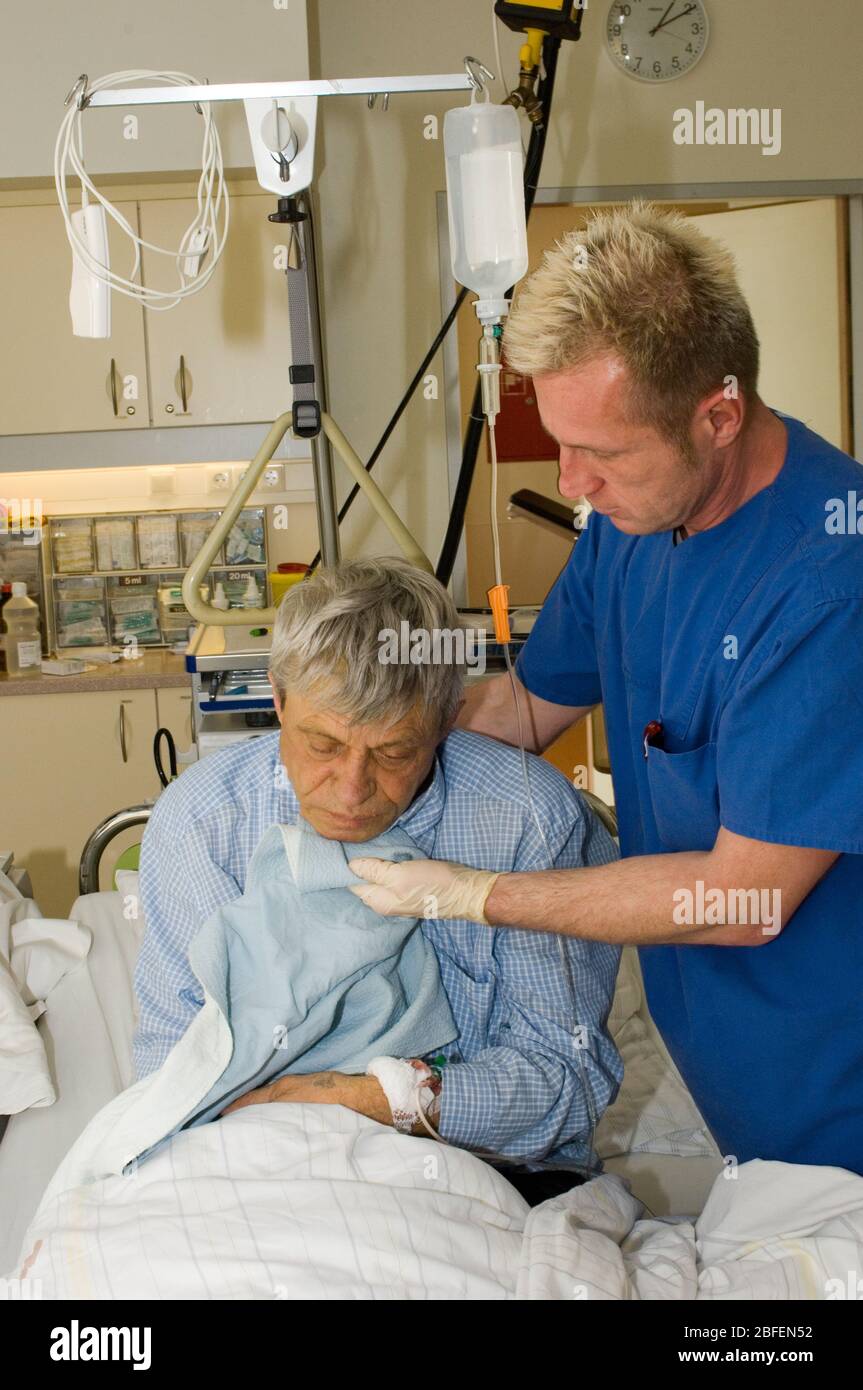 Occupational therapist helping an elderly patient Stock Photo - Alamy Occupational therapist helping an elderly patient Stock Photo - Alamy