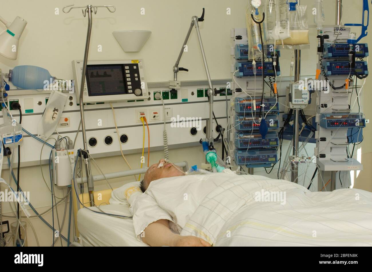 Patient ventilator icu hi-res stock photography and images - Alamy