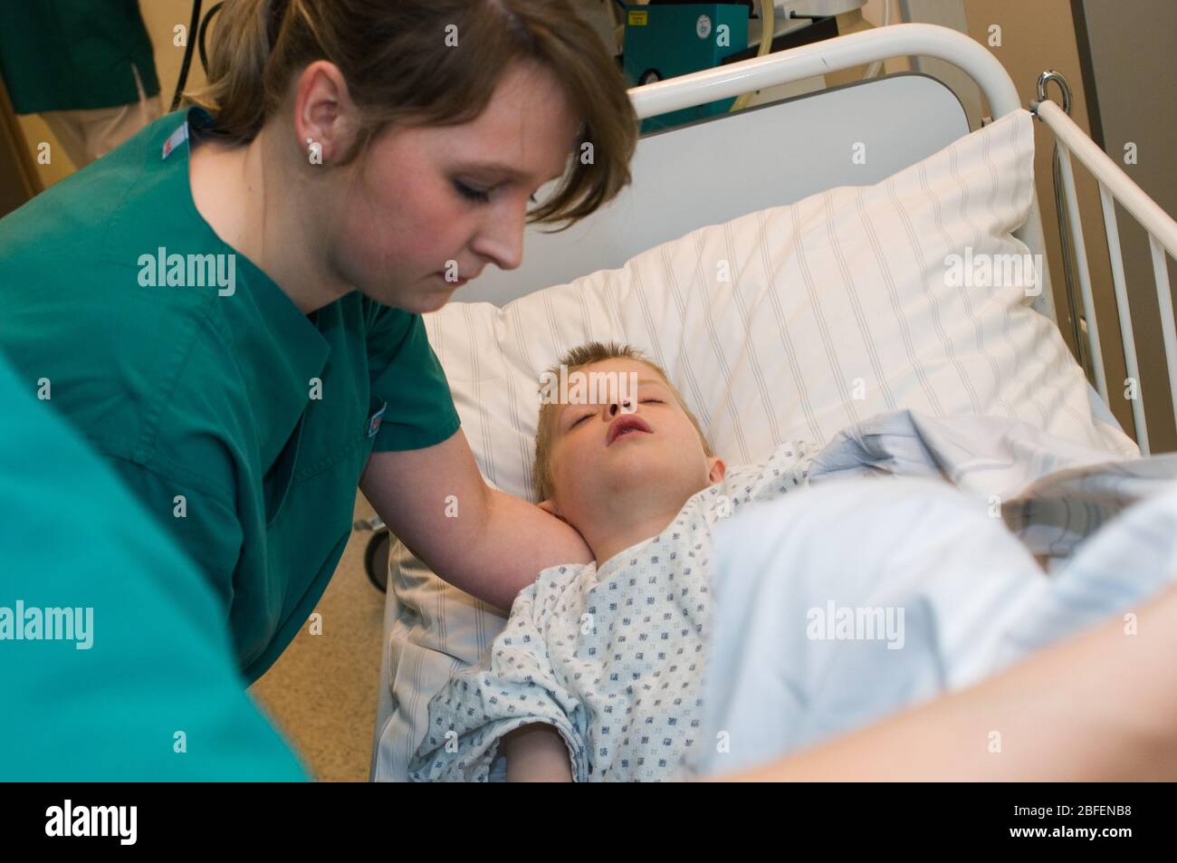 How to resuscitate a baby or child hi-res stock photography and images ...