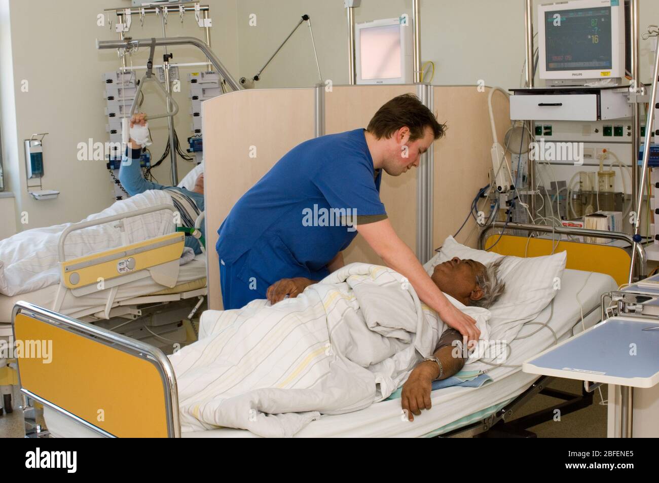 Doctor monitoring an elderly patient in a hospital ward Stock Photo - Alamy