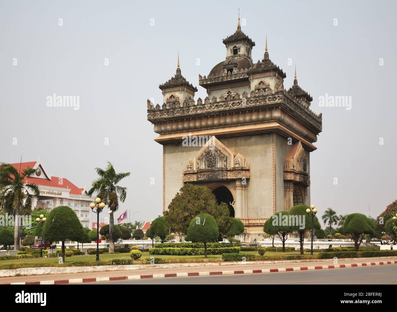 Patuxay (Patuxai) - Monument Aux Morts (Victory Gate) at Patuxay ...