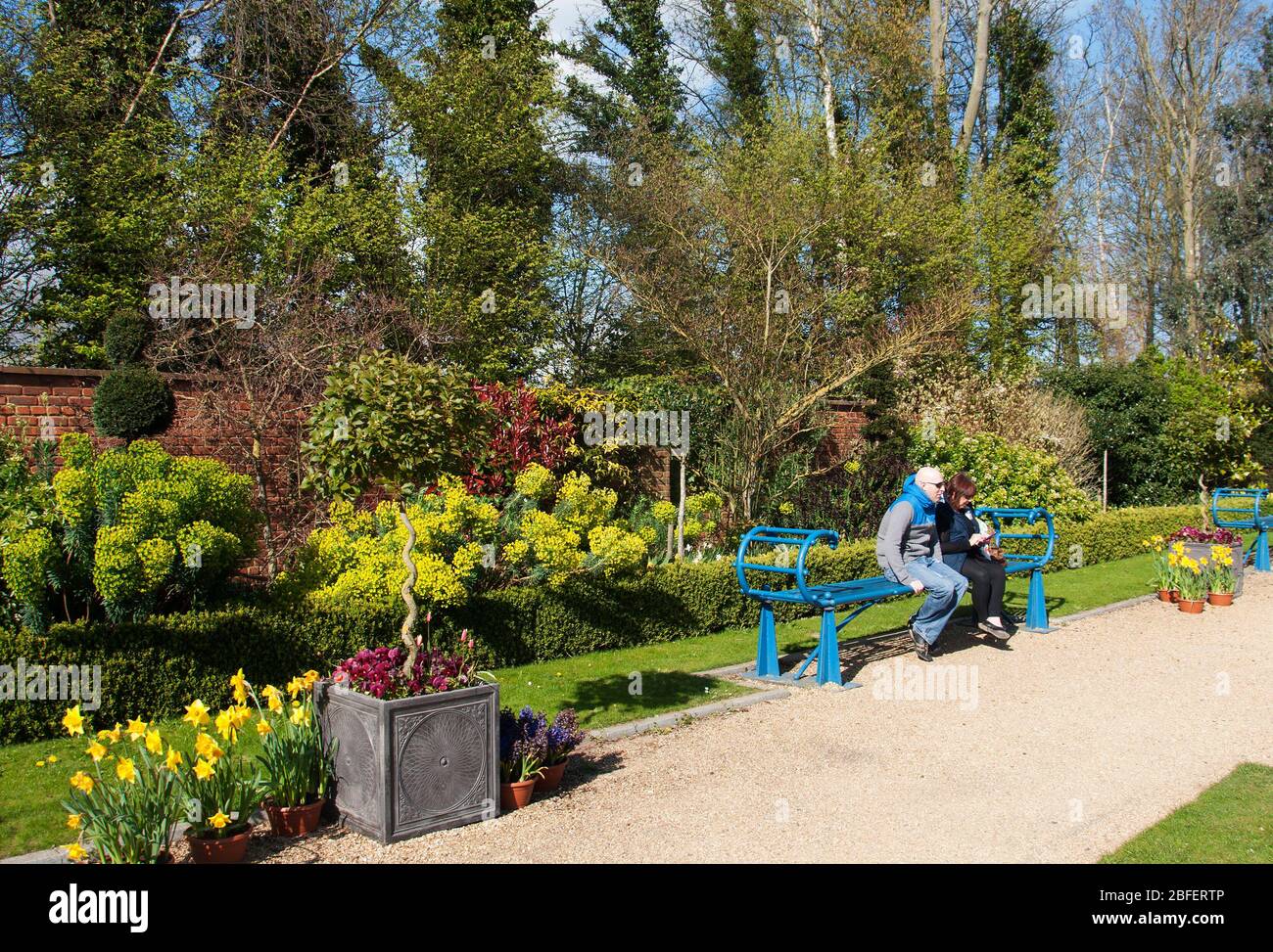 A couple enjoy the sunshine in Springfields Festival Gardens Stock ...
