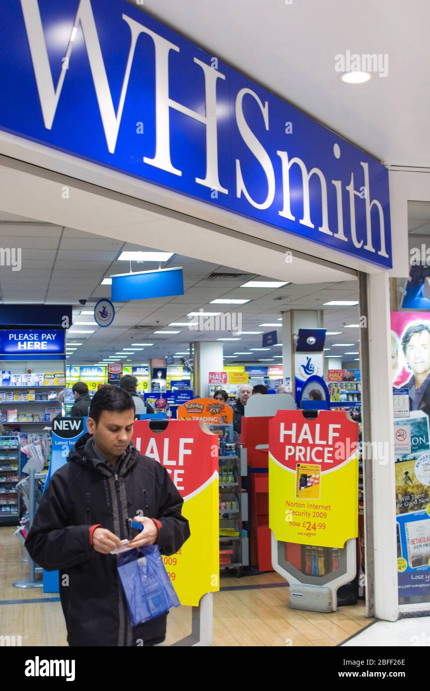 Whsmith customer hi-res stock photography and images - Alamy