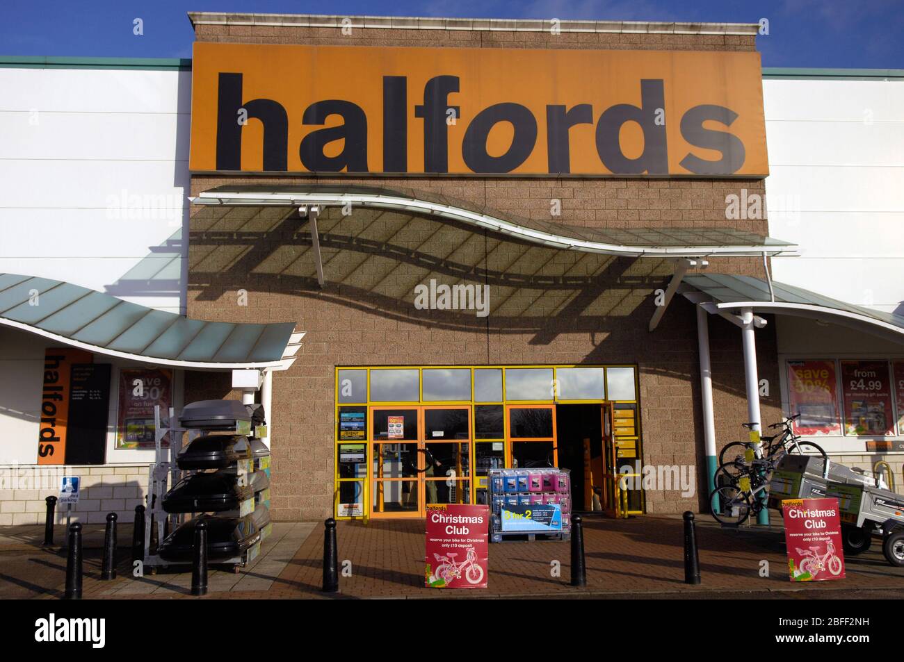 Halfords exterior hi-res stock photography and images - Alamy