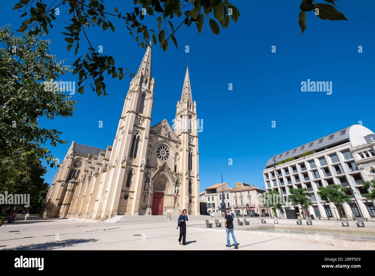 Nimes churches hi-res stock photography and images - Alamy