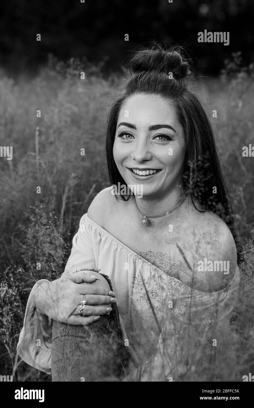 Gorgeous young woman Black and White Stock Photos & Images - Alamy