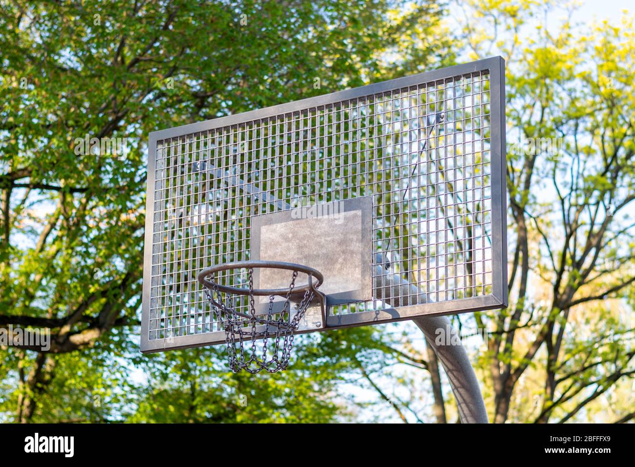 Metal basketball hoop hi-res stock photography and images - Alamy