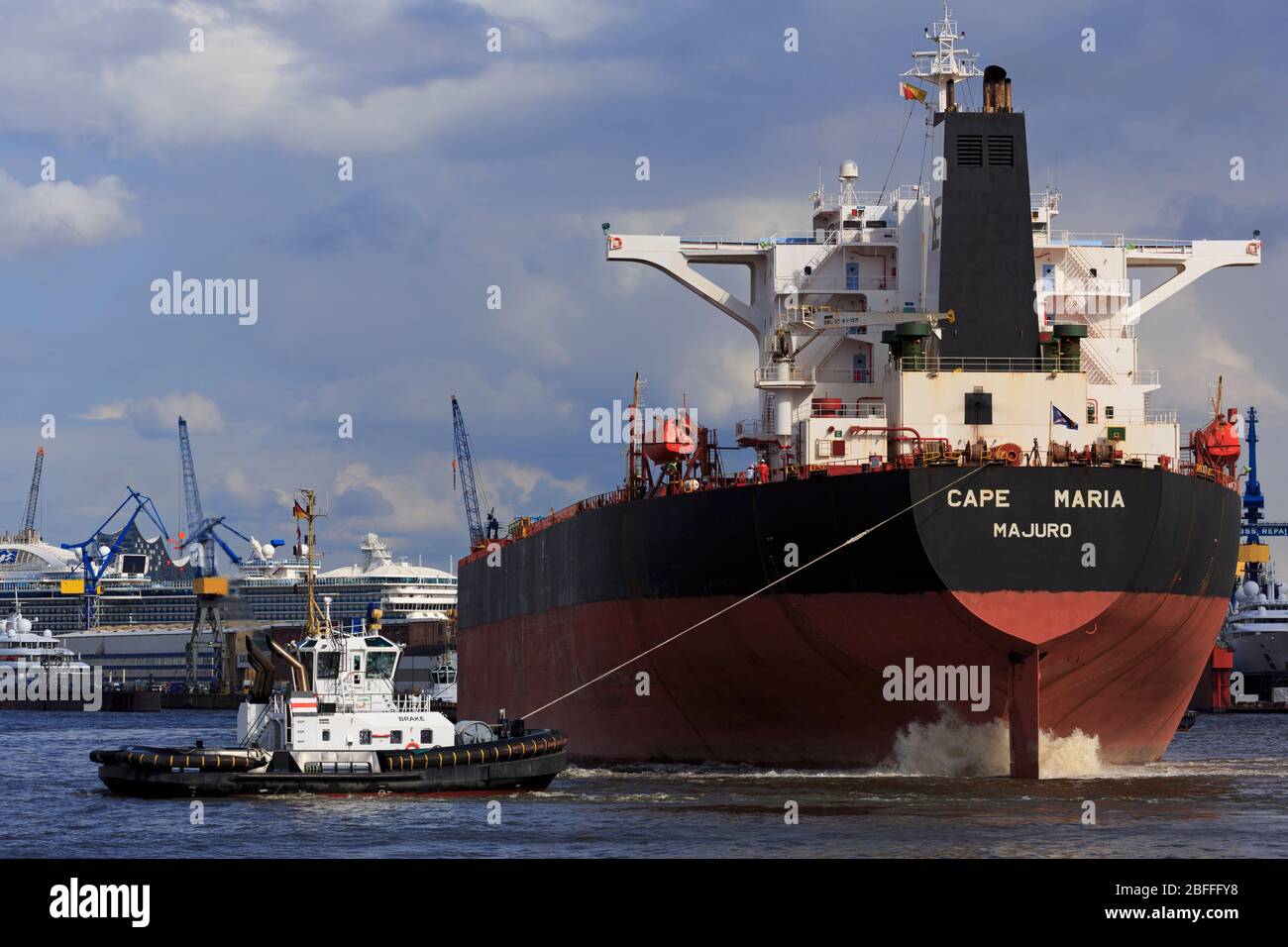Oil tanker and tugboat hi-res stock photography and images - Alamy