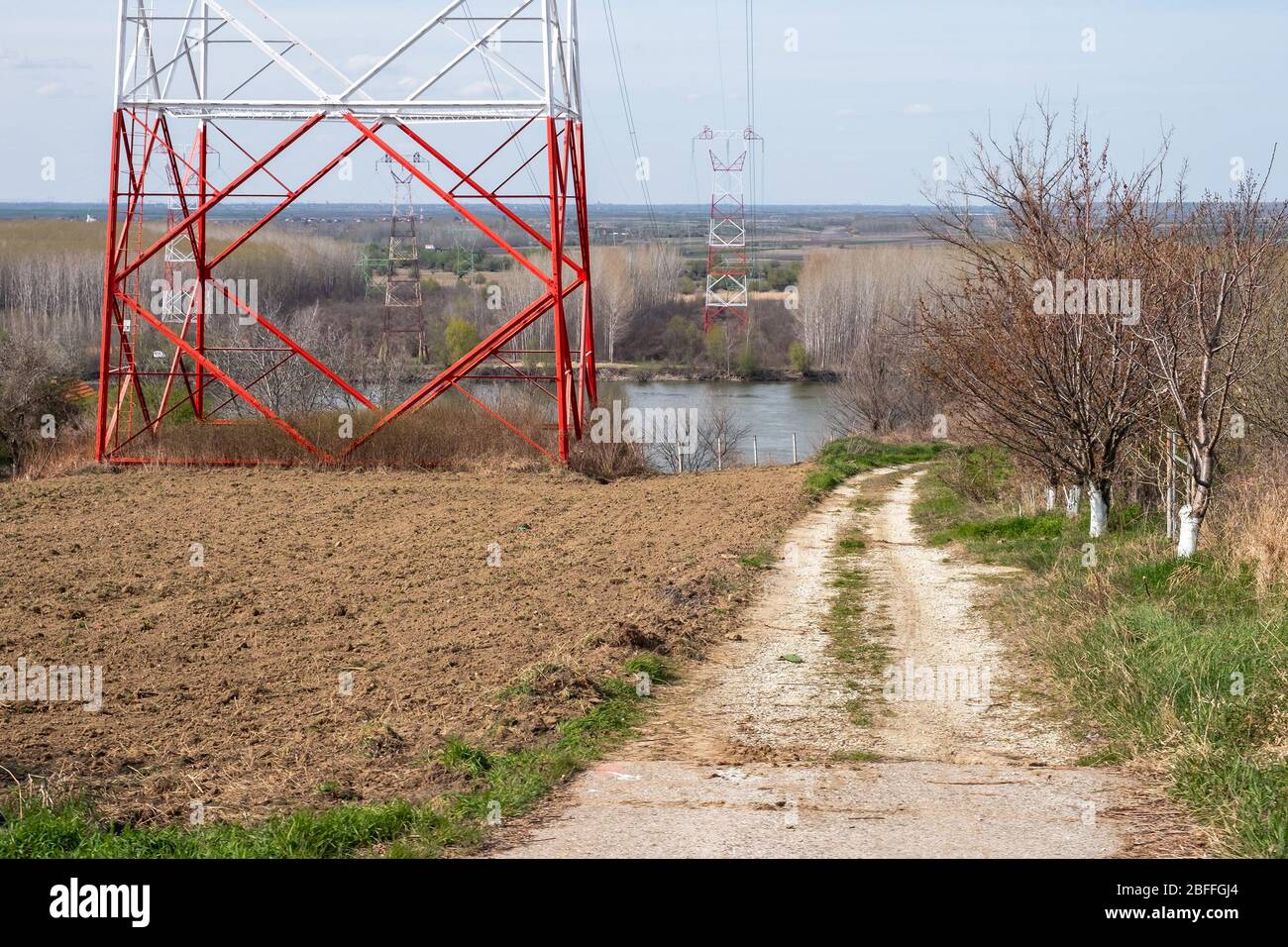 Tall electricity tower river crossing hi-res stock photography and ...