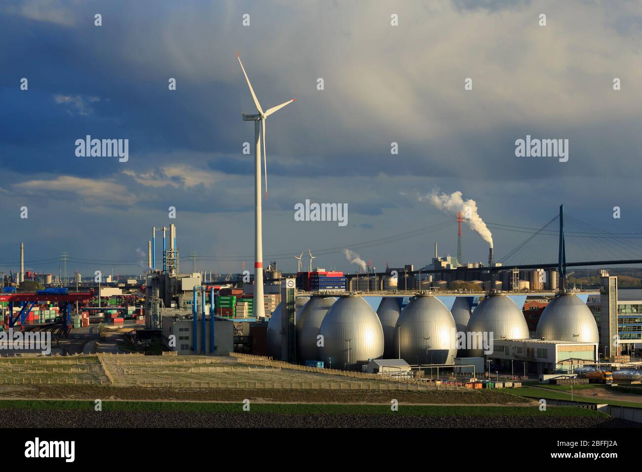 Lng storage tanks hi-res stock photography and images - Alamy