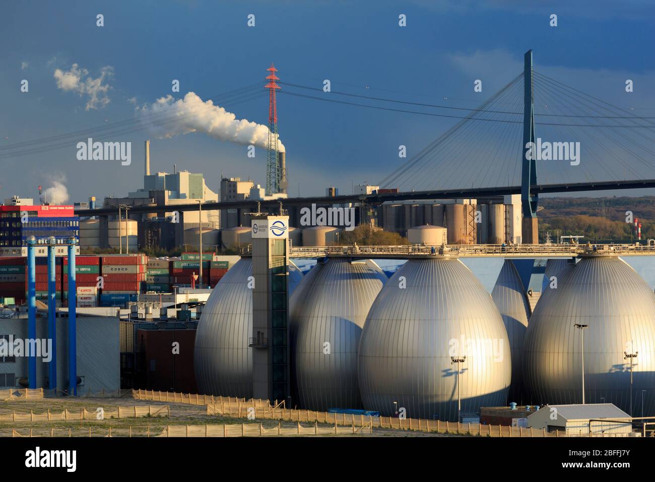 Lng storage plant hi-res stock photography and images - Alamy