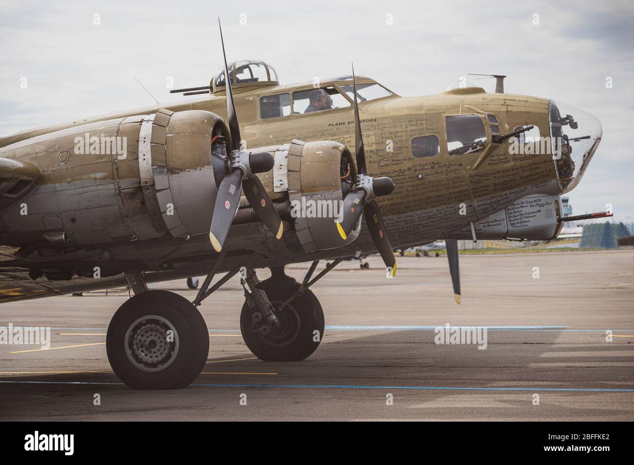 Usaaf boeing 17 flying hi-res stock photography and images - Alamy