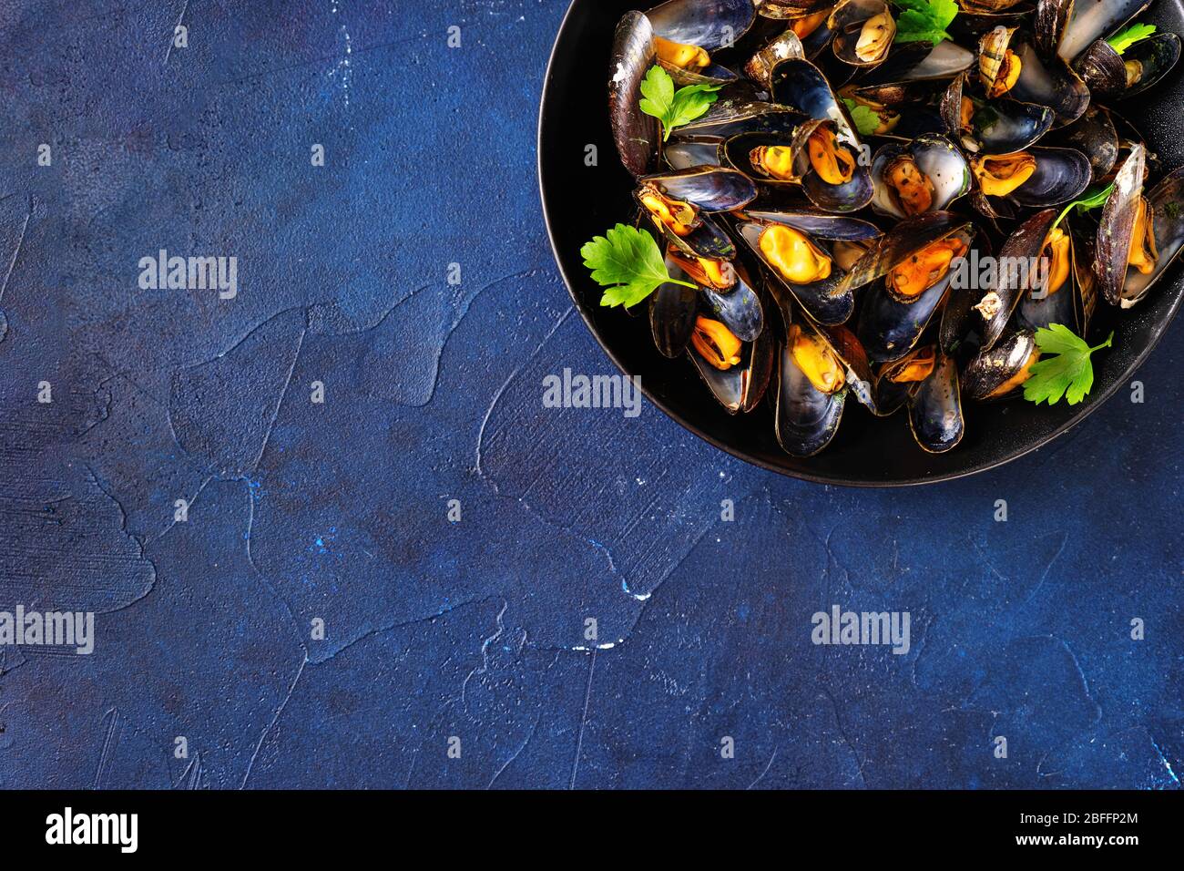 Organic blue mussels in pot hi-res stock photography and images - Alamy