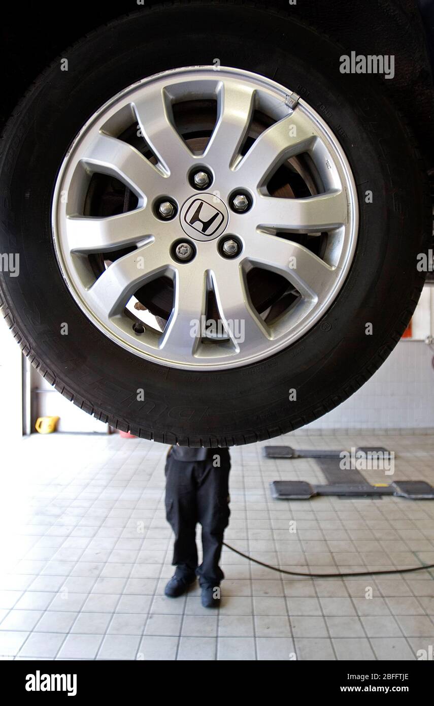 Honda at car garage hi-res stock photography and images - Alamy