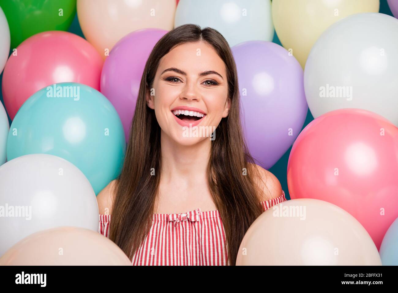 Close-up portrait of her she nice attractive lovely pretty charming ...
