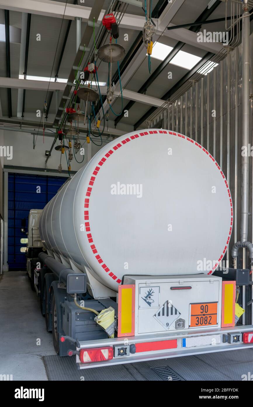 Laundry tank hi-res stock photography and images - Alamy