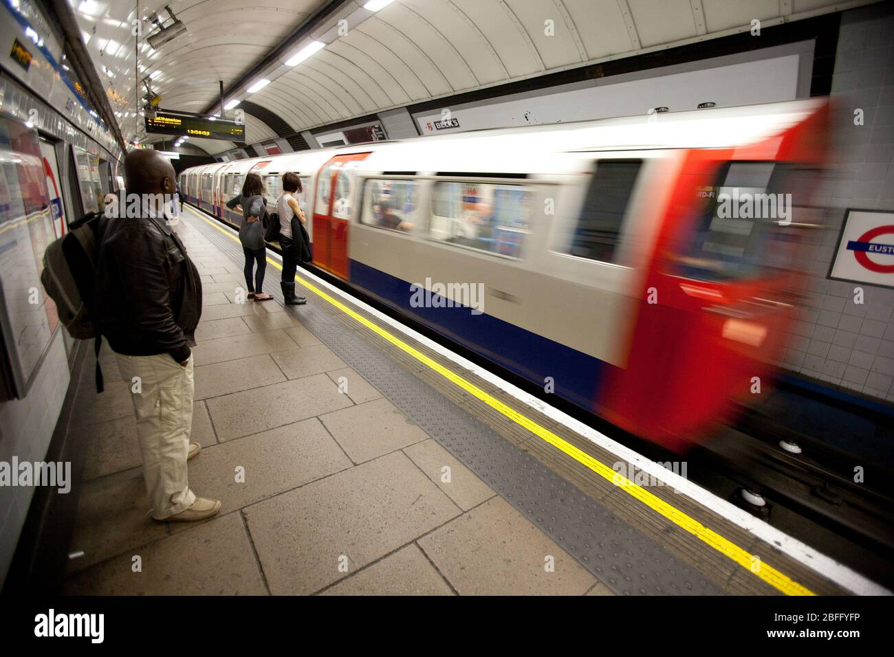Underground platform and passengers at London's Euston station Stock ...
