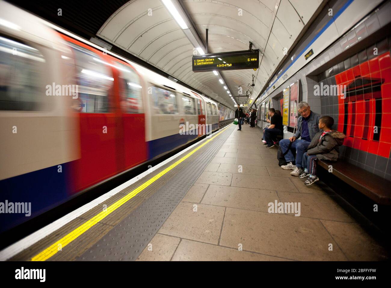 Underground platform and passengers at London's Euston station Stock ...